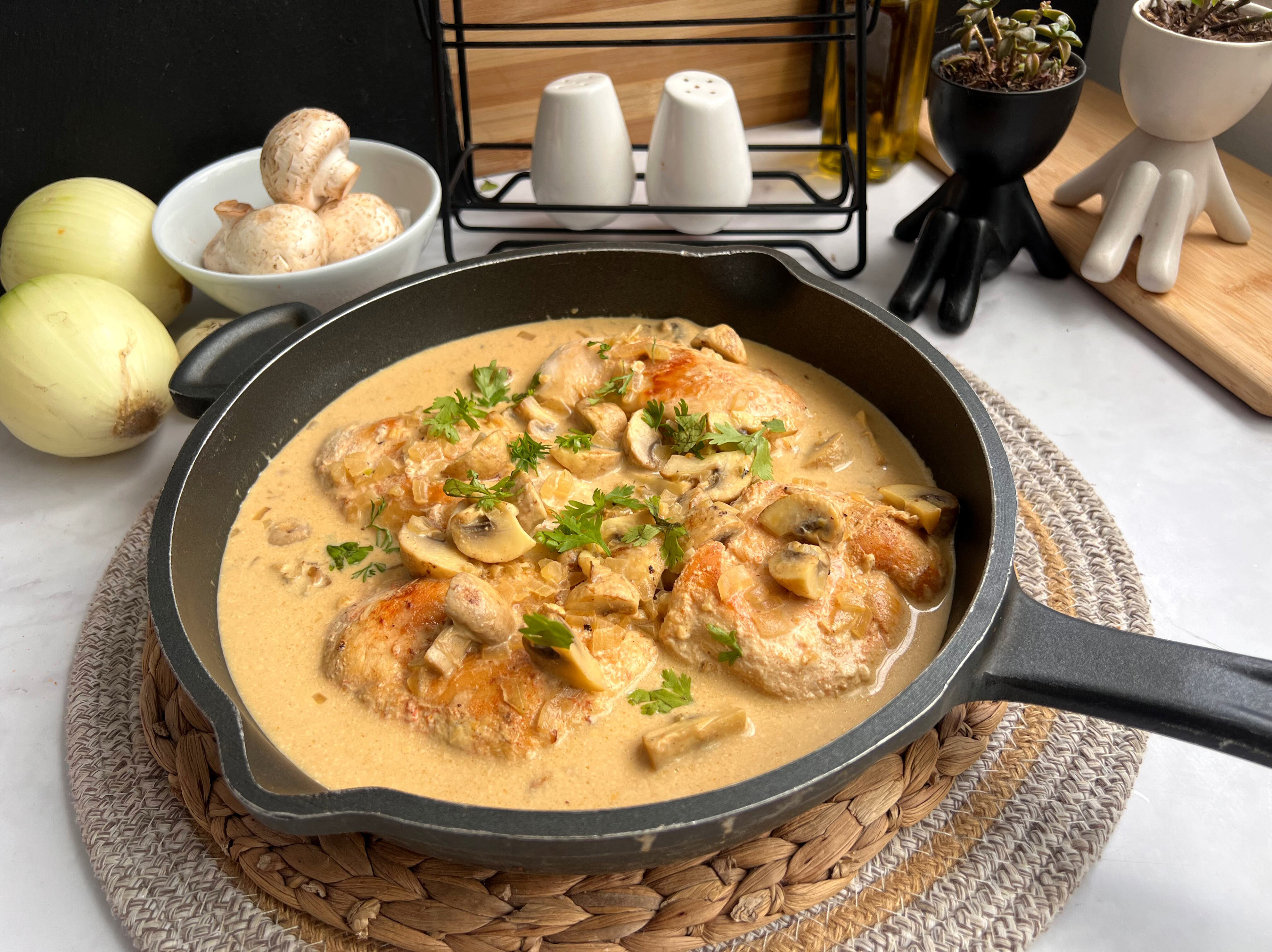 Fácil y rápida para este domingo: así es la receta del pollo stroganoff