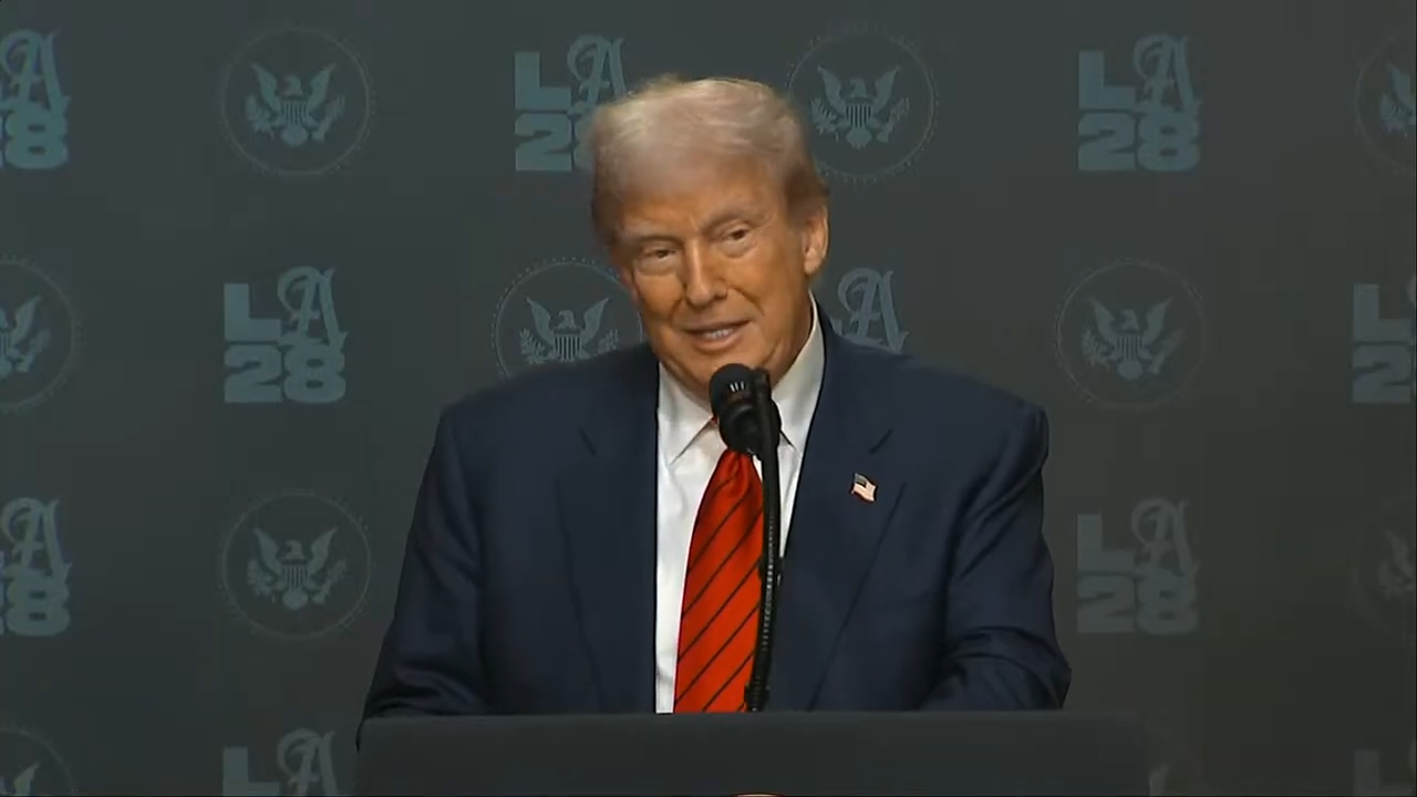 'I Don't Hear Any Applause': Trump Lashes Out At Reporters, Forces Them ...