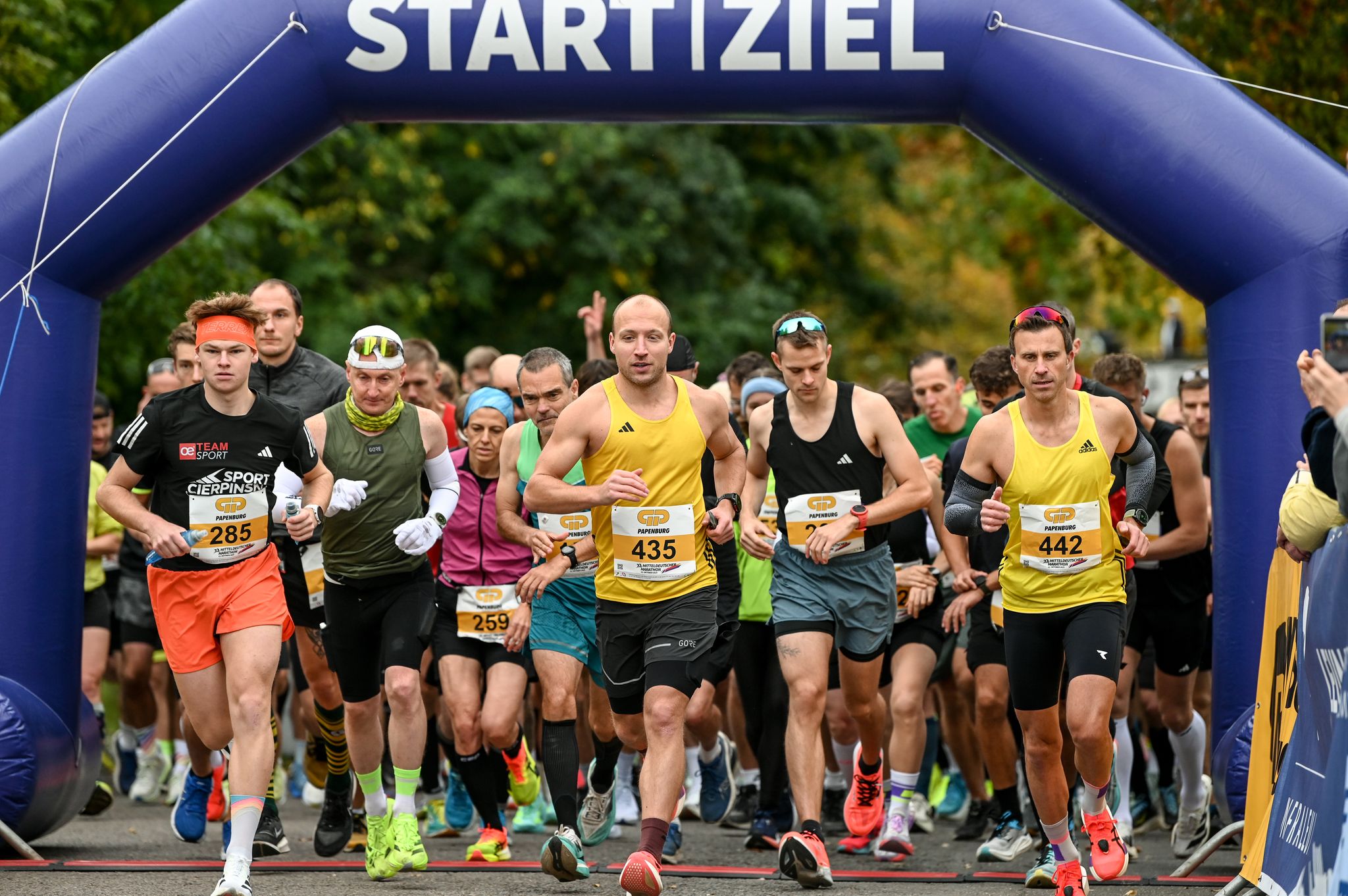 Hunderte Läufer beim Marathon von Leipzig nach Halle