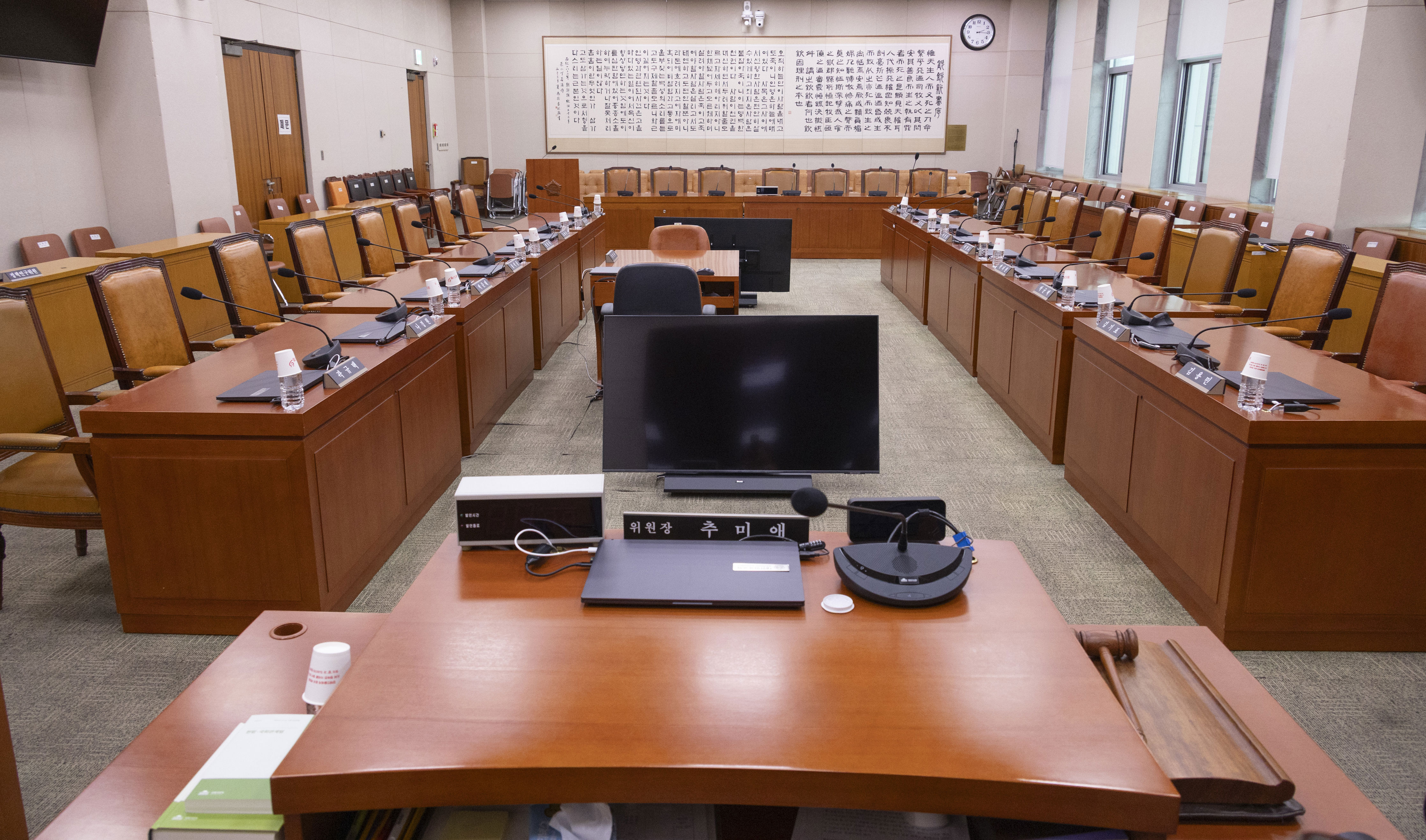 Government, Democratic Party to Replace CEOs with Corporate Practitioners