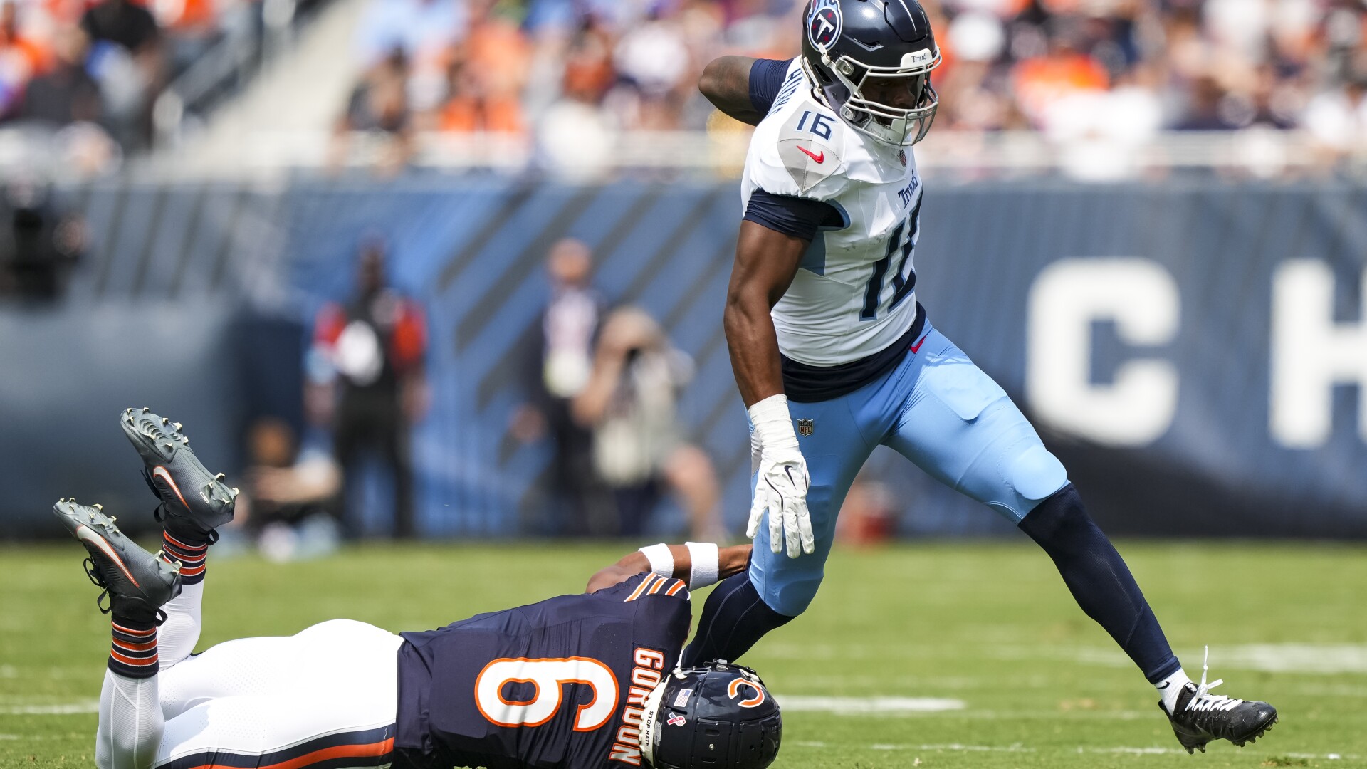 Former Titans first-round pick Treylon Burks will visit the Broncos