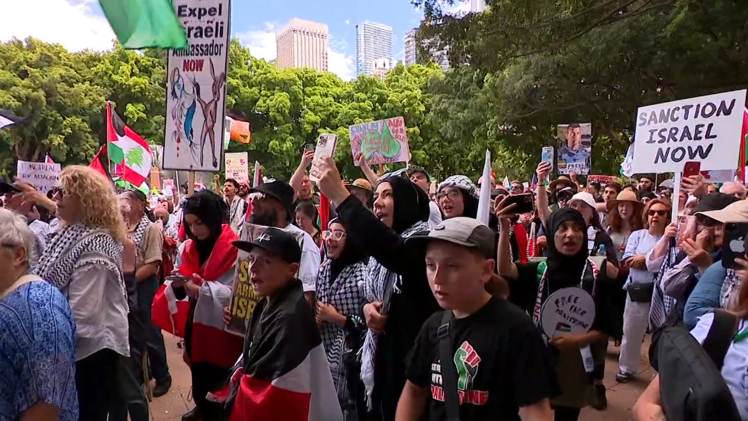 Pro-Palestine protest draws thousands despite block on Opera House march