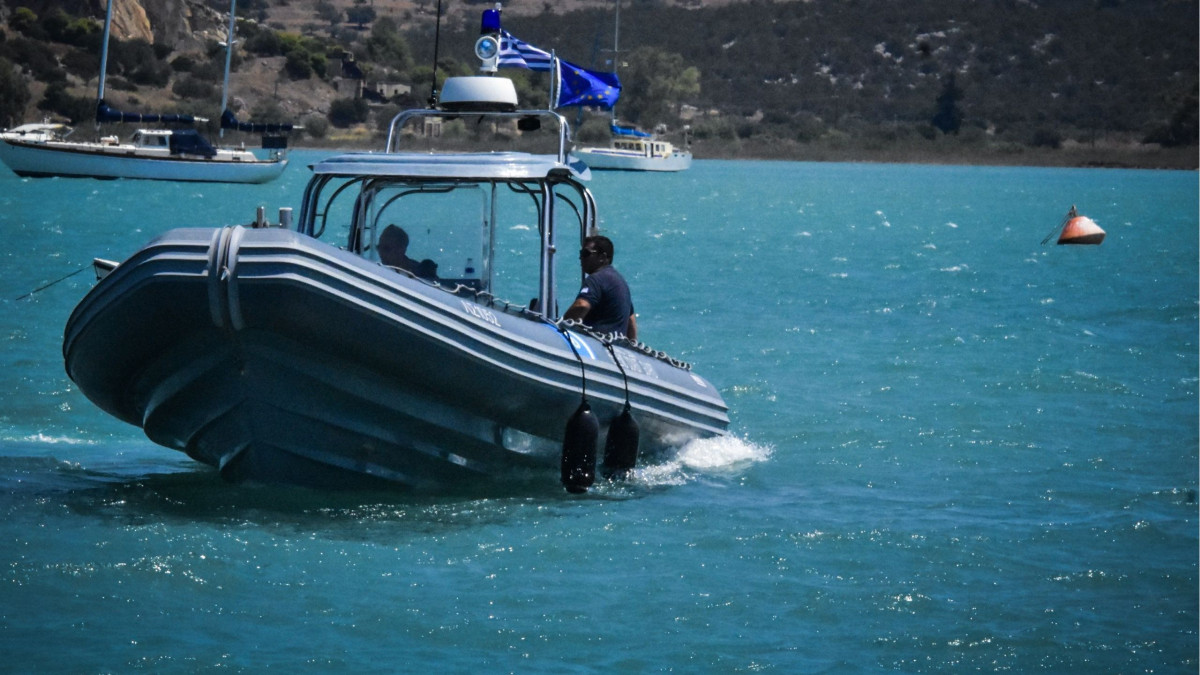 Μηχανική βλάβη σε φουσκωτό στην Υδρούσα - Το Λιμενικό έσπευσε για τη ...
