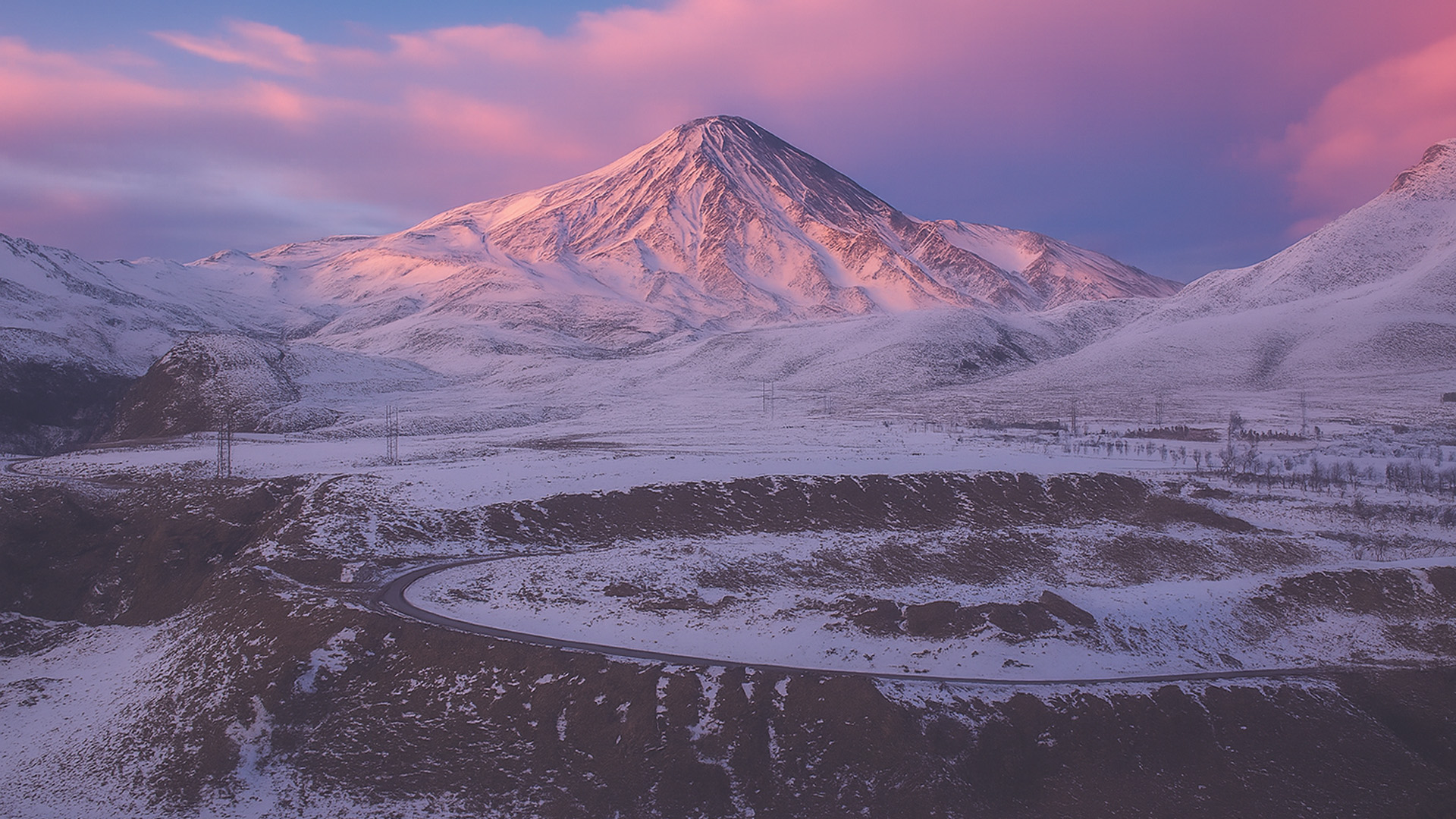 Gunung Damavand – Iran – Pemandangan Gunung Berapi Bersalju Saat Senja 4K