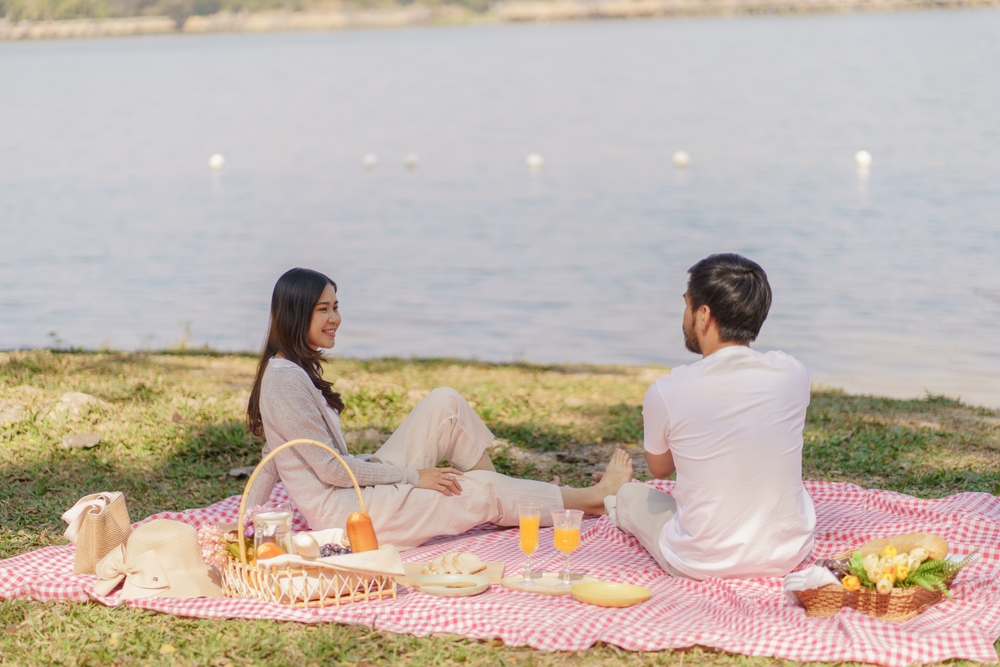 15 first-date ideas under $25 that don’t feel cheap