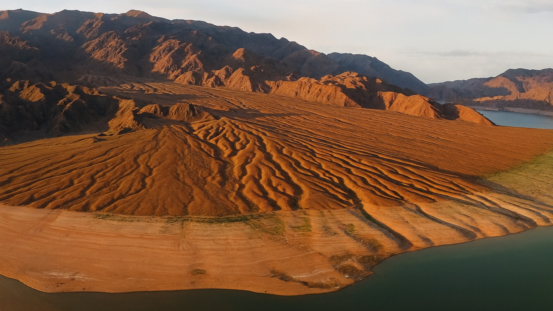 Orto-Tokoy Reservoir – Layered Soil Patterns and Mountain Views in 4K