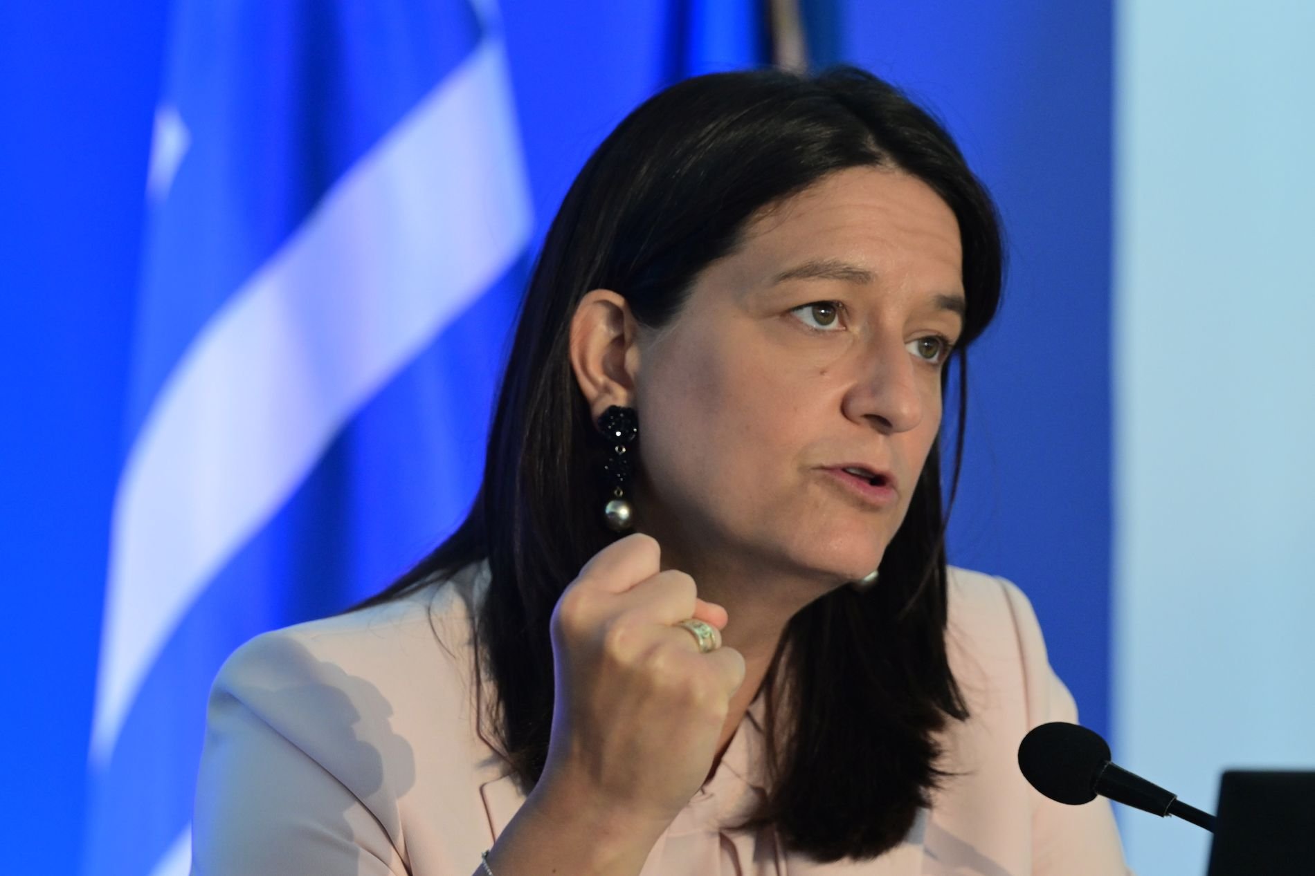 Η Κεραμέως με το 13ωρο εγκλωβίζει τους Ελληνες σε εργασιακό μεσαίωνα