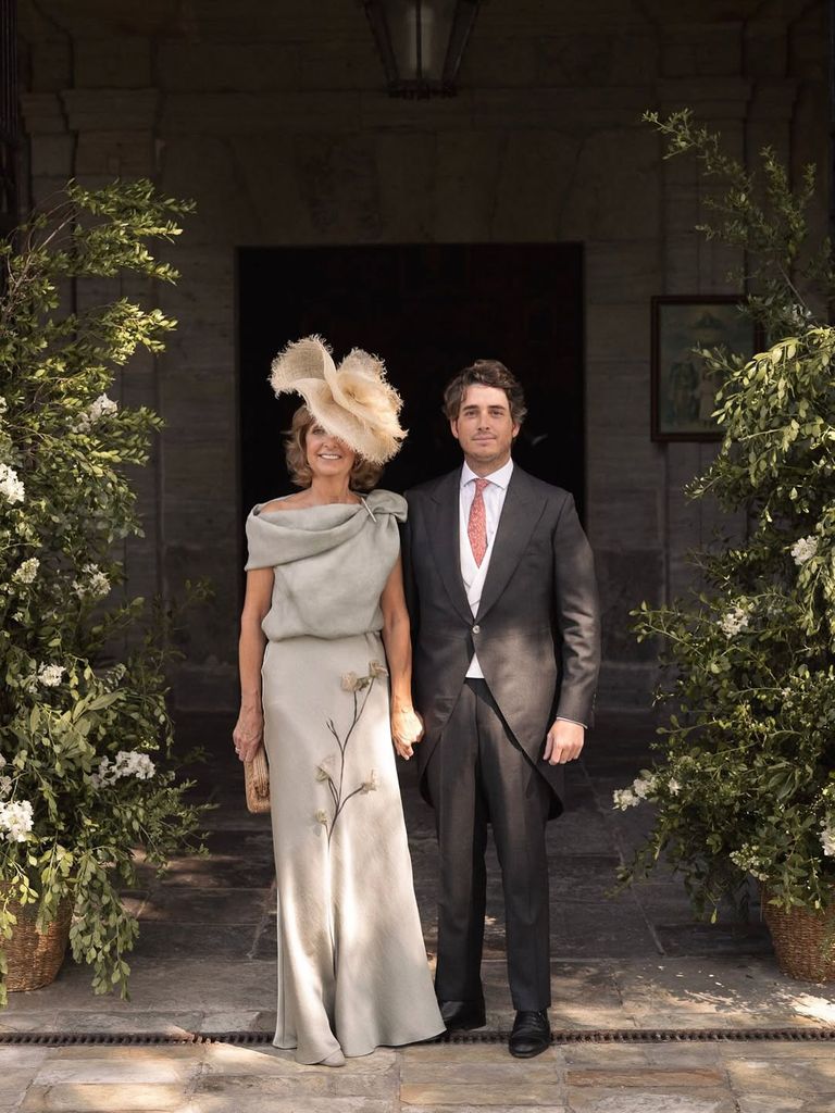 María, una madrina elegantísima, con tocado y melena corta: "No quería ...