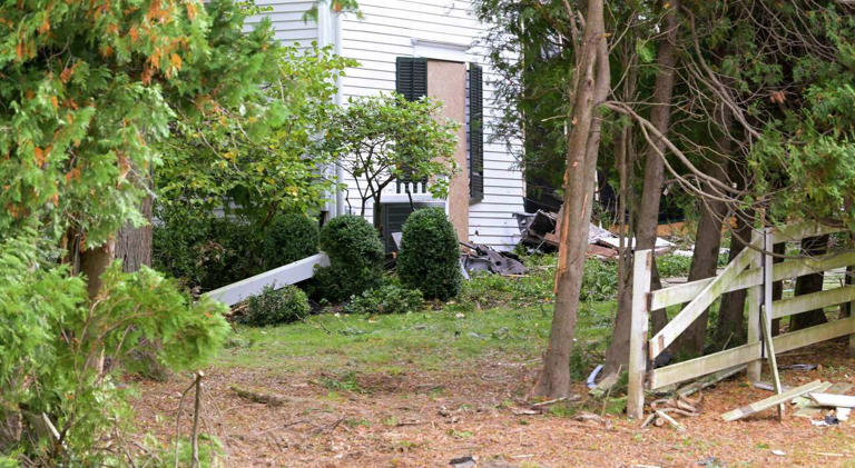 Video shows aftermath of fatal Sharon crash scene where car went into home