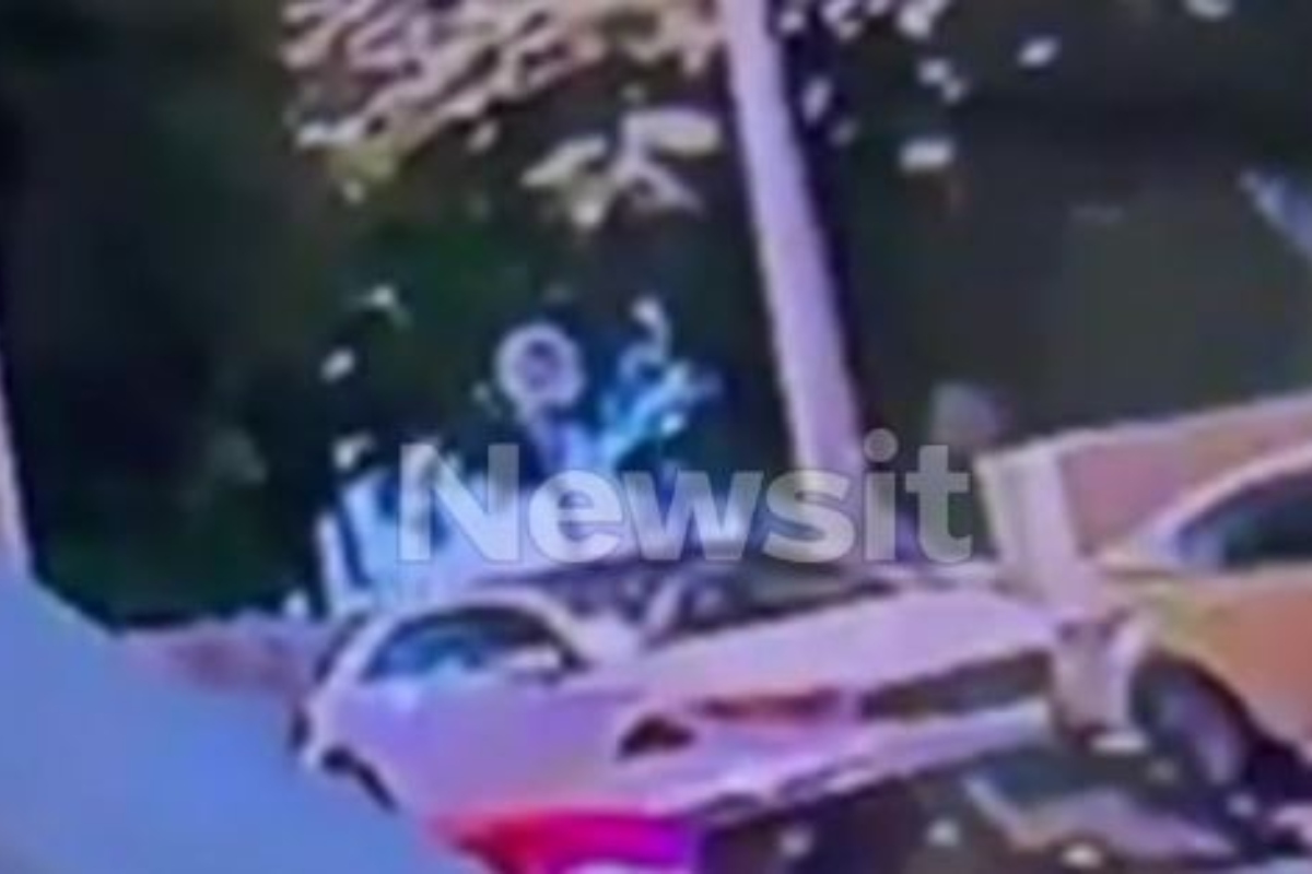 Η στιγμή που οι δράστες τοποθετούν εκρηκτικά στο παράρτημα του ...