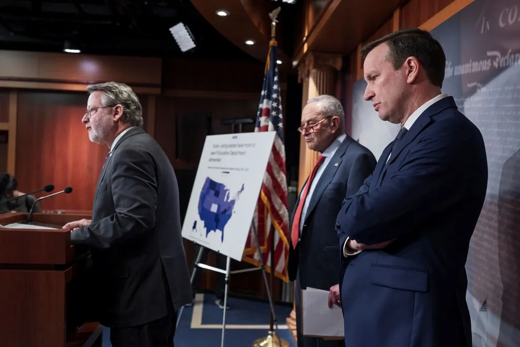 Murphy continues shutdown blame game when confronted over past comments ...