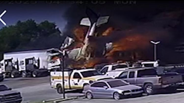 2 killed in plane crash reported north of Fort Worth, officials say
