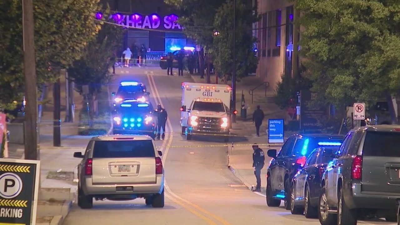 Off-duty Atlanta police officer shoots, kills man outside Buckhead bar
