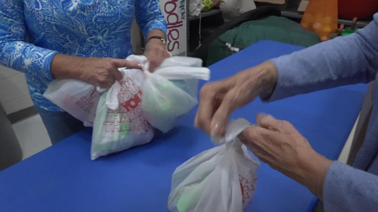 Volunteers help fight weekend hunger one bag at a time at New Albany's ...