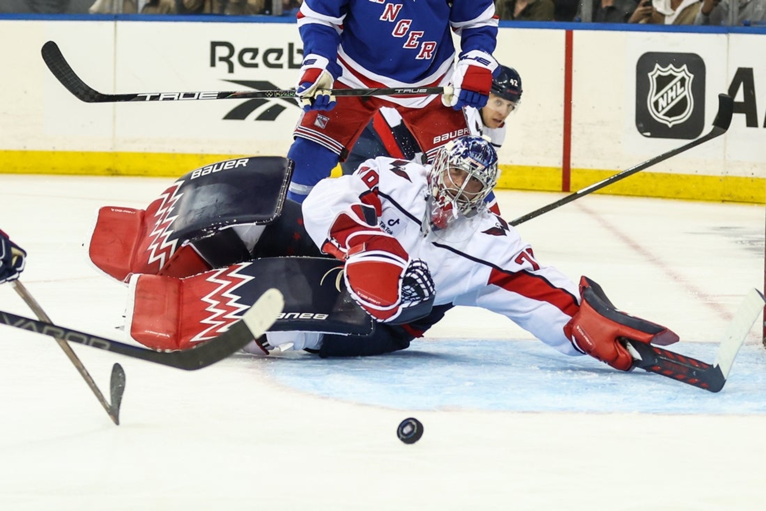Charlie Lindgren shuts out Rangers to help Capitals pick up win