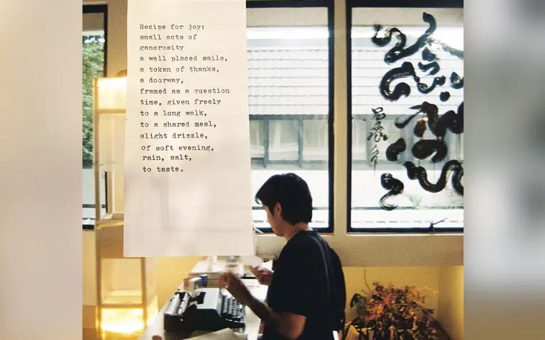 The man with a typewriter turning life stories into poetry
