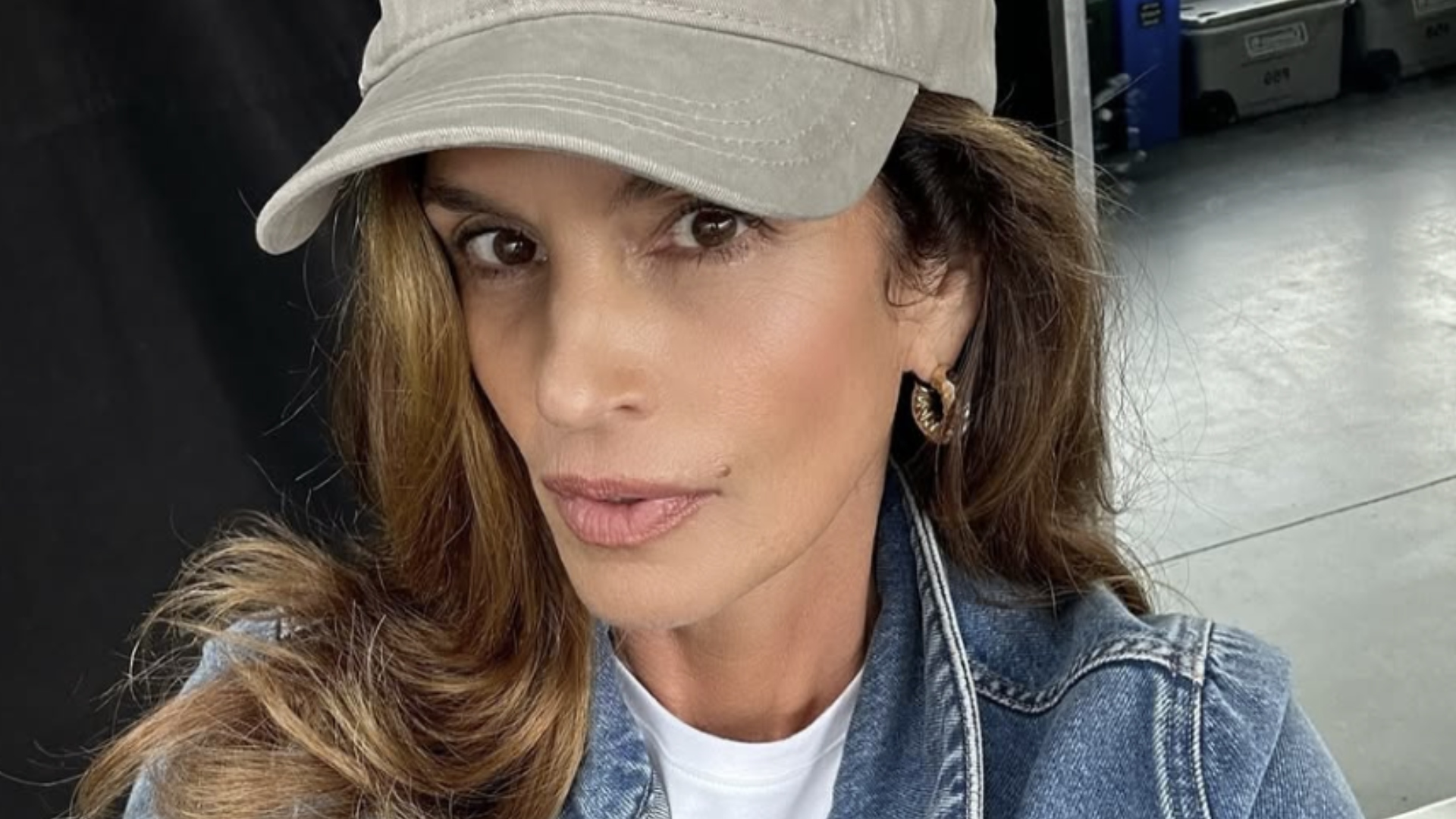 Mit 59 Jahren ist Cindy Crawford 33 Jahre nach ihrer legendären Anzeige ...