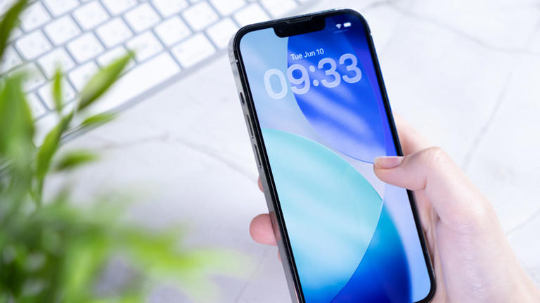 How To Make Your iPhone's Lock Screen Clock Bigger In iOS 26