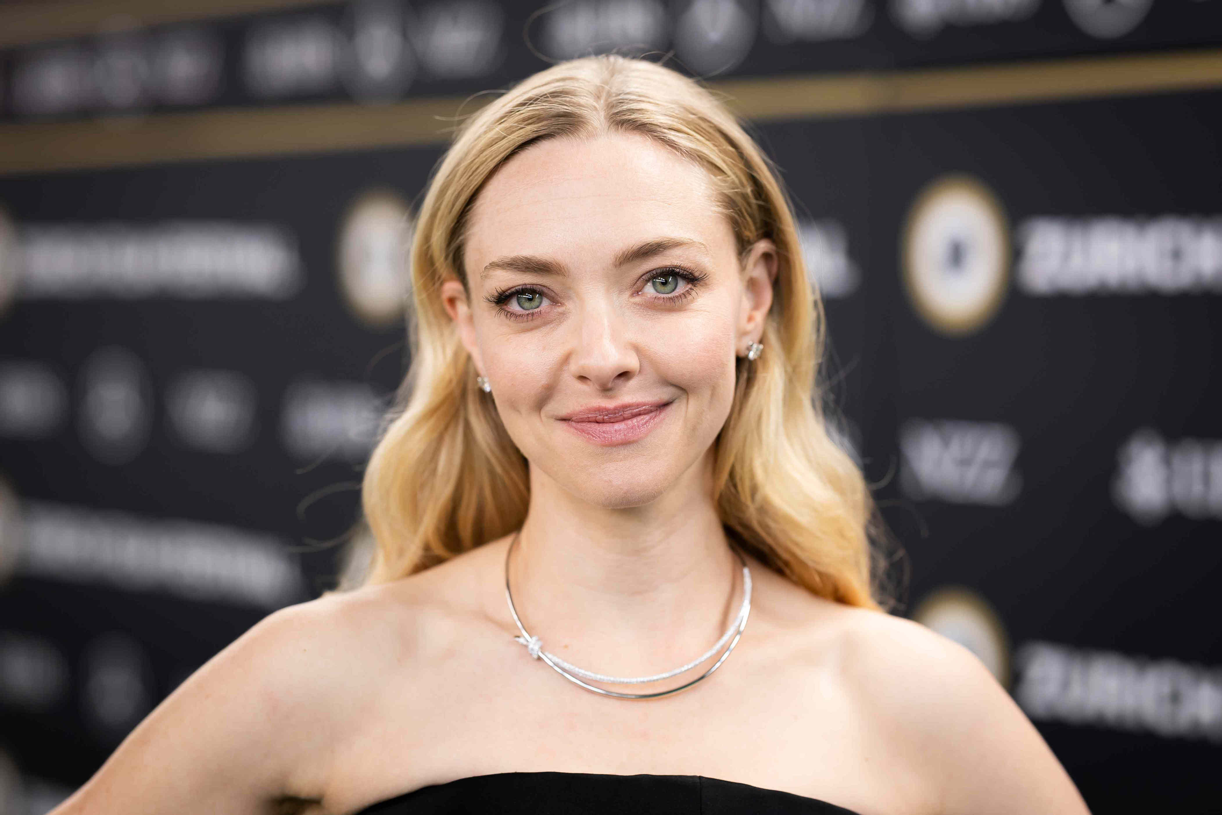 Amanda Seyfried Pairs a Giant Tiffany & Co. Diamond Pendant With a ...