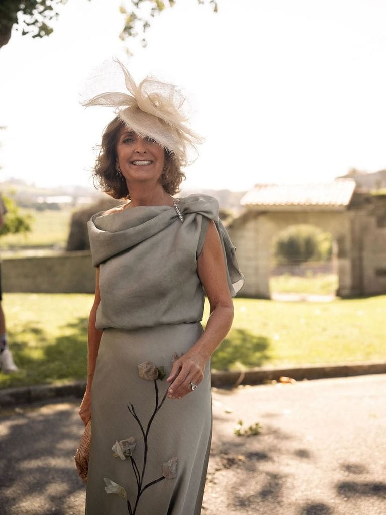 María, una madrina elegantísima, con tocado y melena corta: "No quería ...