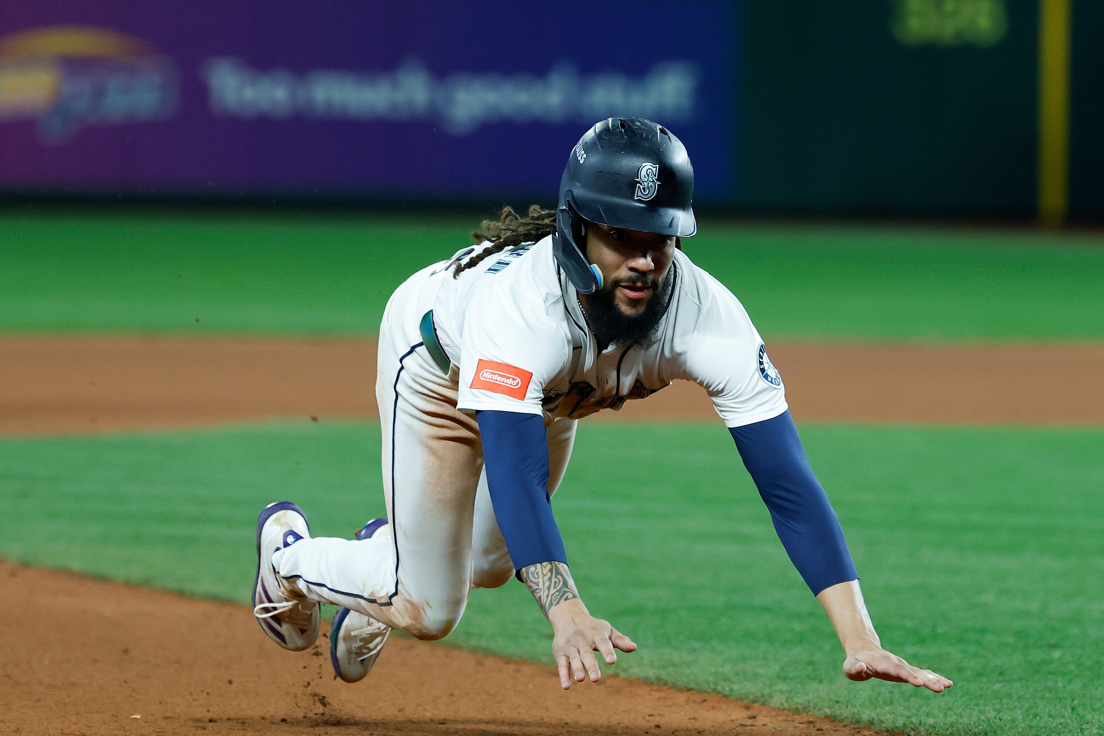 What is the Mariners' red uniform patch they wear in 2025?