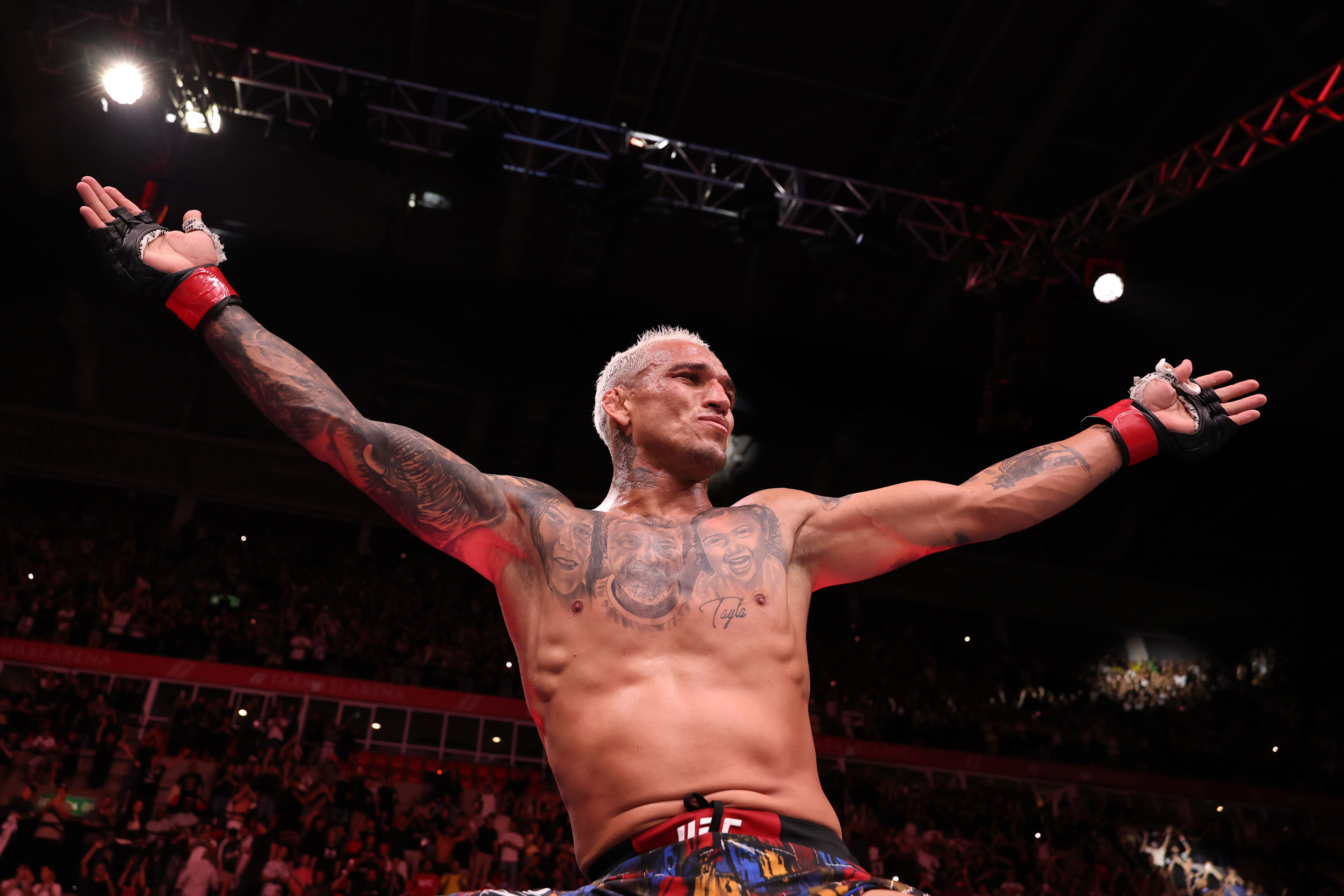 Tchau! Resurgent Charles Oliveira boots inactive Shavkat from pound-for ...