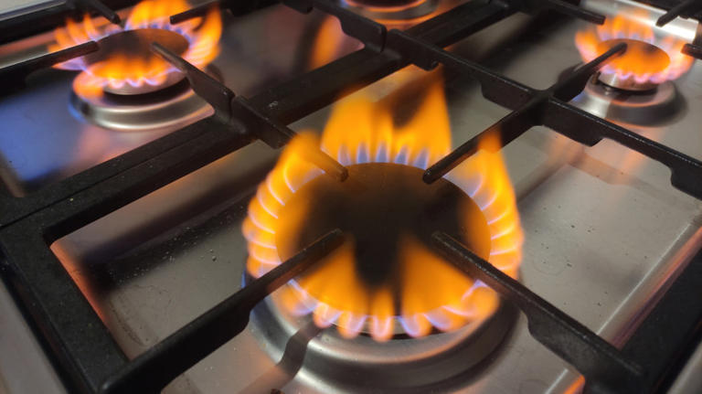 When Gas Stove Flames Turn Orange, How Long Is It Safe To Keep Cooking?