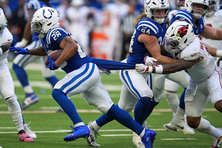 Daniel Jones throws for 2 touchdowns as the Colts rally past the ...