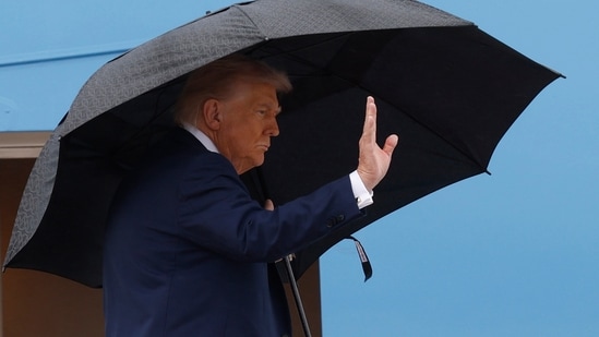 Trump's ‘umbrella fail’ on Air Force One plane goes viral amid Middle ...