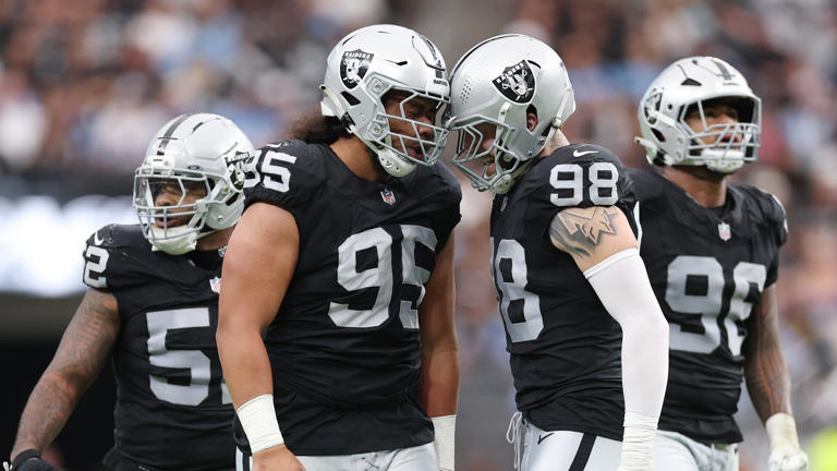 Raiders end losing streak with 20-10 win over Titans