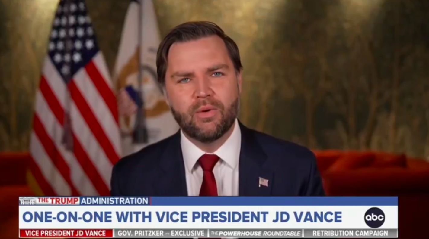 Pivô discute e interrompe entrevista a JD Vance