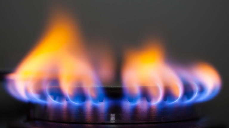 When Gas Stove Flames Turn Orange, How Long Is It Safe To Keep Cooking?