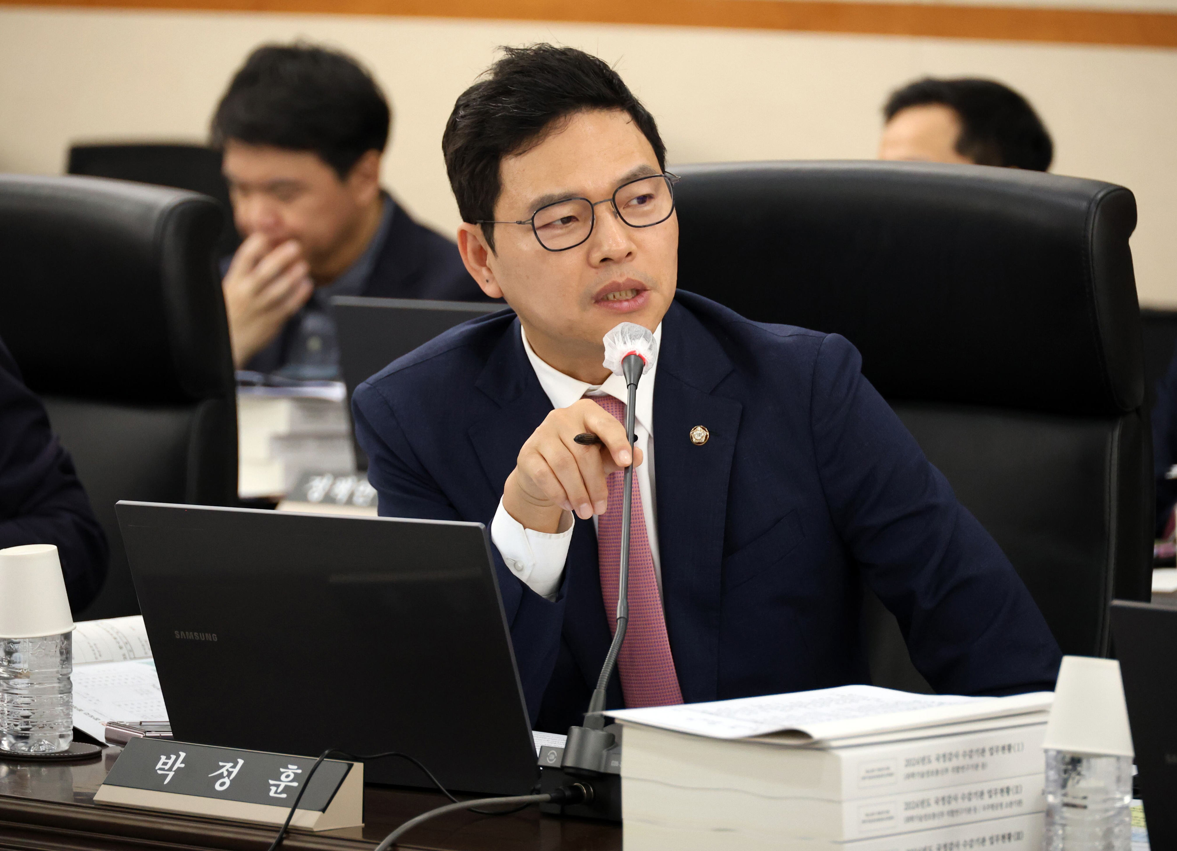 150,000 Phones Activated Without ID Checks After Fire