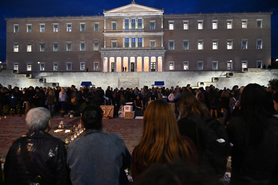 Η μάχη για τις διαδηλώσεις μπροστά στο μνημείο του Αγνώστου Στρατιώτη ...