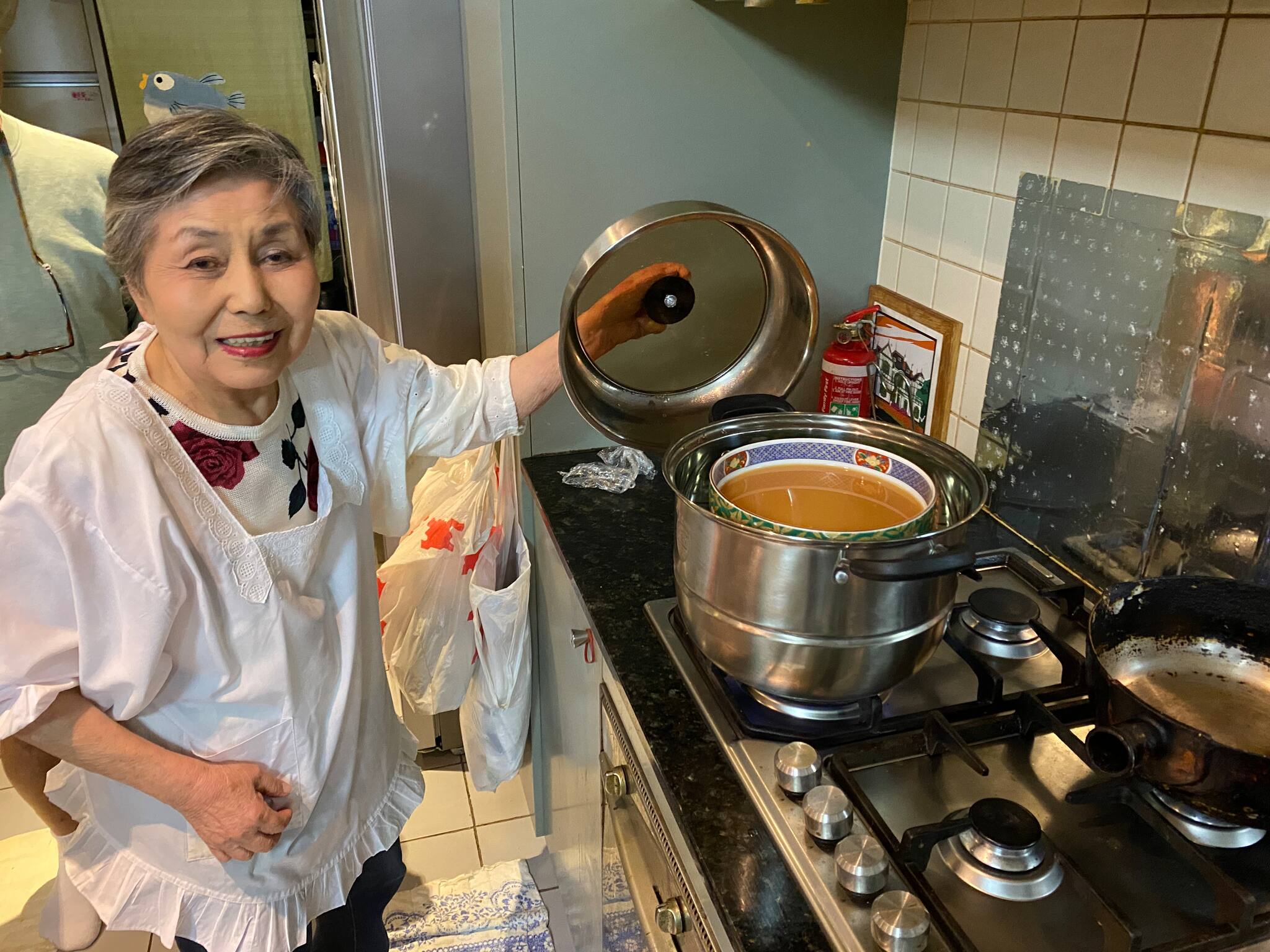 Dinner-Party als Brücke: Teri Teramoto, 86, lädt jede Woche zu Tisch in ...