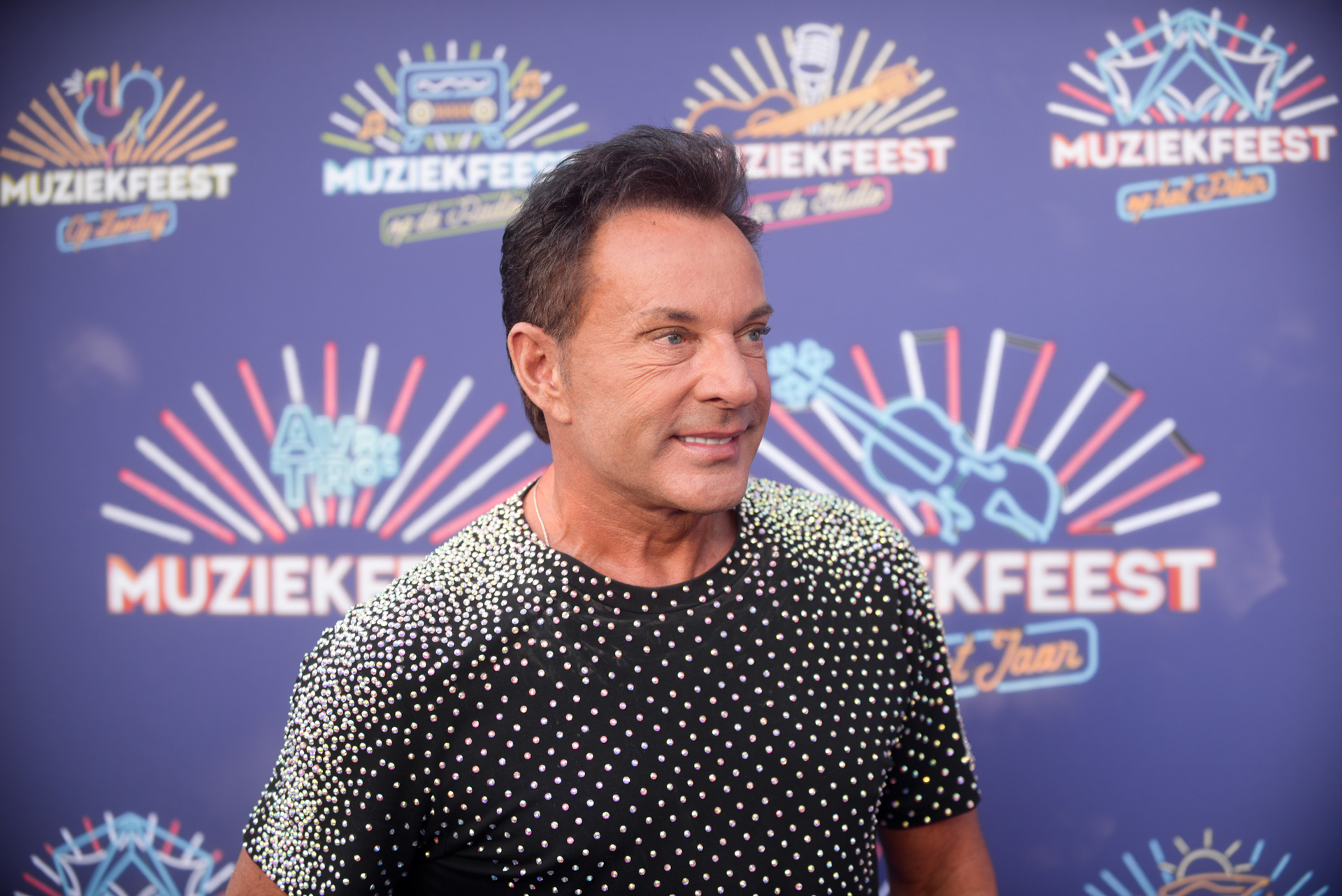 Gerard Joling springt een gat in de lucht