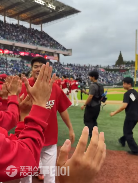 '김성욱 끝내기 홈런' SSG, 삼성 꺾고 준PO 1승1패