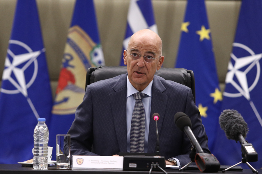 Δυσαρέσκεια από Δένδια για Μαξίμου και Άγνωστο Στρατιώτη