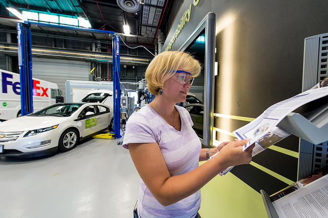 Jim Cramer Discusses FedEx (FDX) & A Slowing Economy