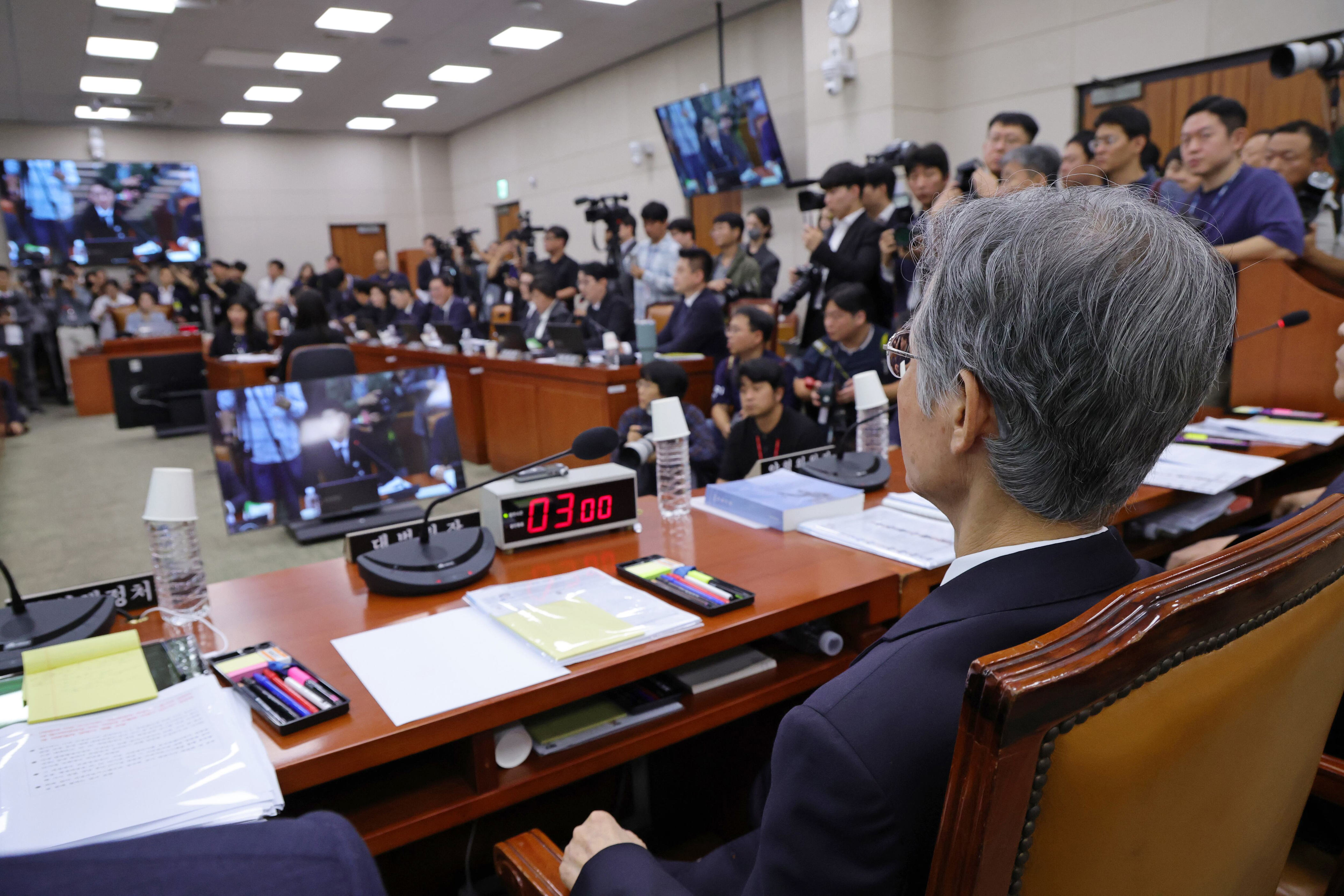 Democratic Party Questions Chief Justice on Han Duck-soo Meeting