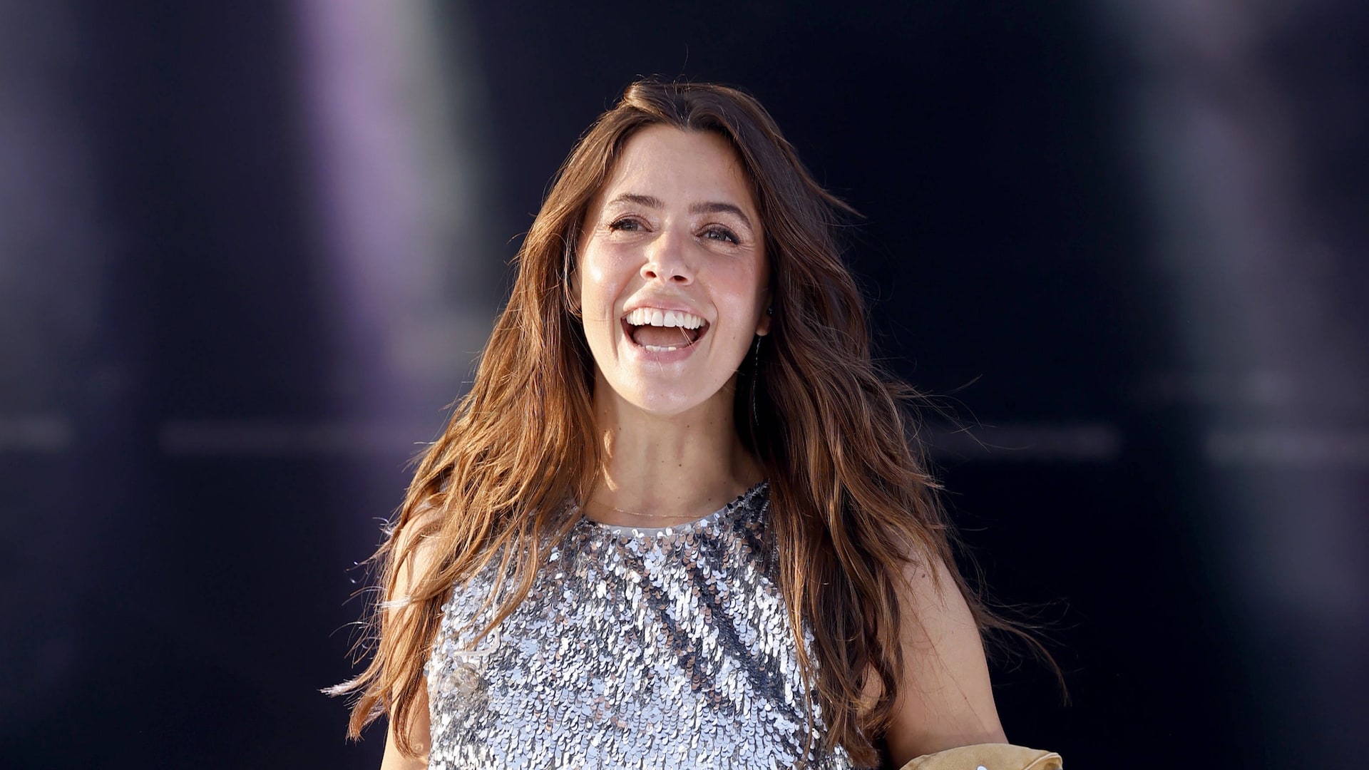 Schlagerstar Vanessa Mai verzaubert mit Glitzer-Outfit und High Heels