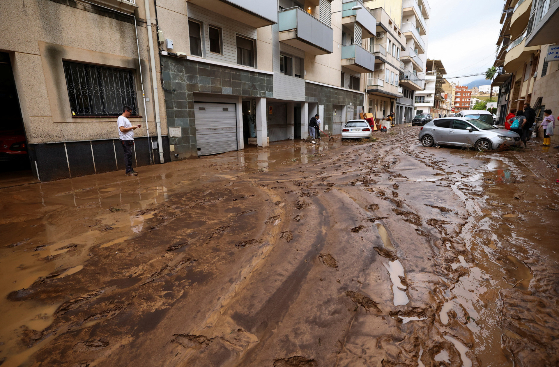 Floods in Spain’s Catalonia region leave people trapped in cars