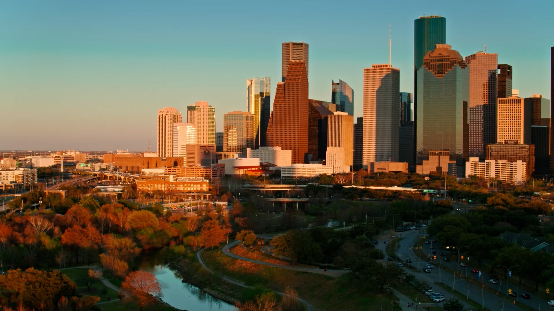 Il volo di un drone su Houston rivela i monumenti più iconici