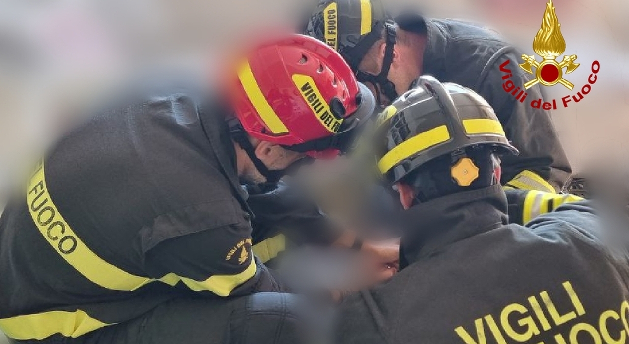 Bimba resta incastrata con la testa nel tavolino, la mamma lancia l ...