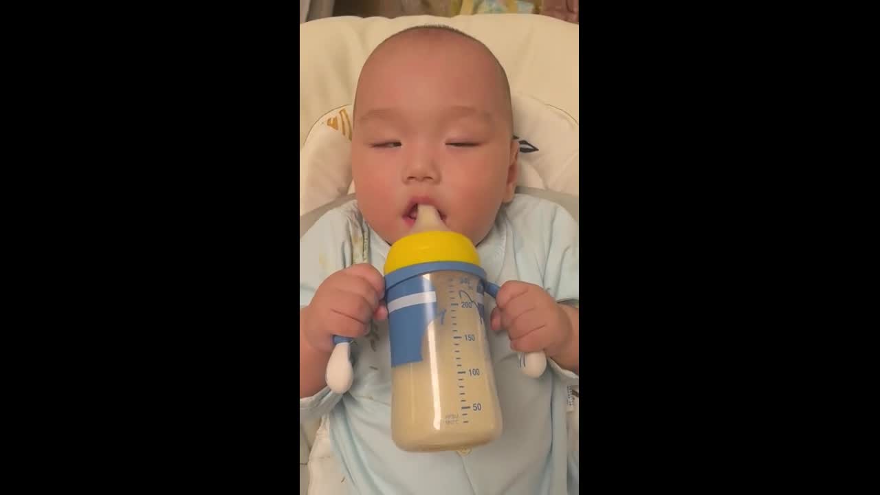 Baby startled while dozing off in Heilongjiang, China