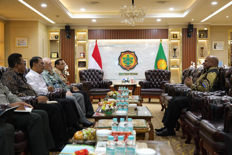 Gubernur Mathius Fakhiri Jumpa Menteri Pertanian, Tiga Kabupaten di ...