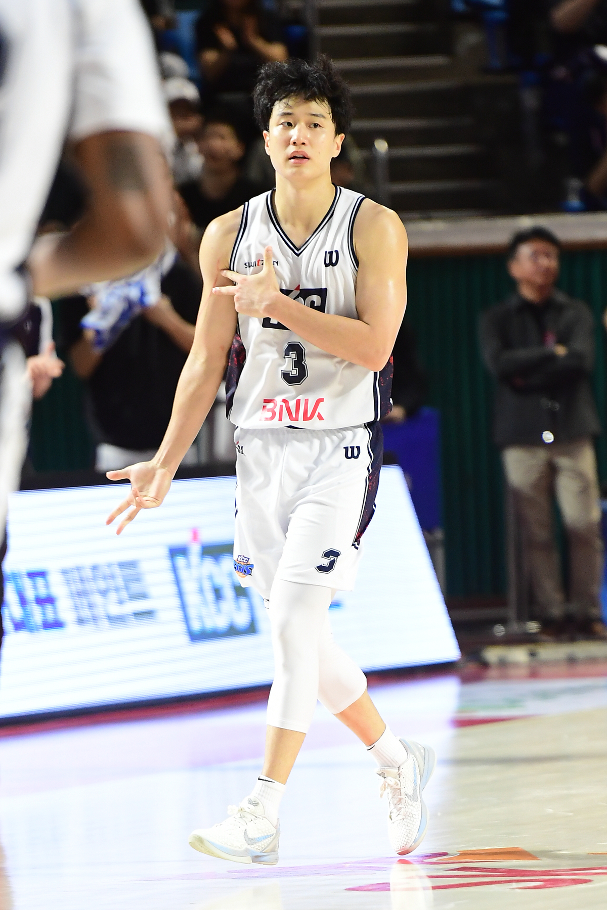 허웅 ‘3점슛 6개’ 폭발…주축 선수 3명 부상에도 KCC, SK 제압하며 시즌 첫 연승