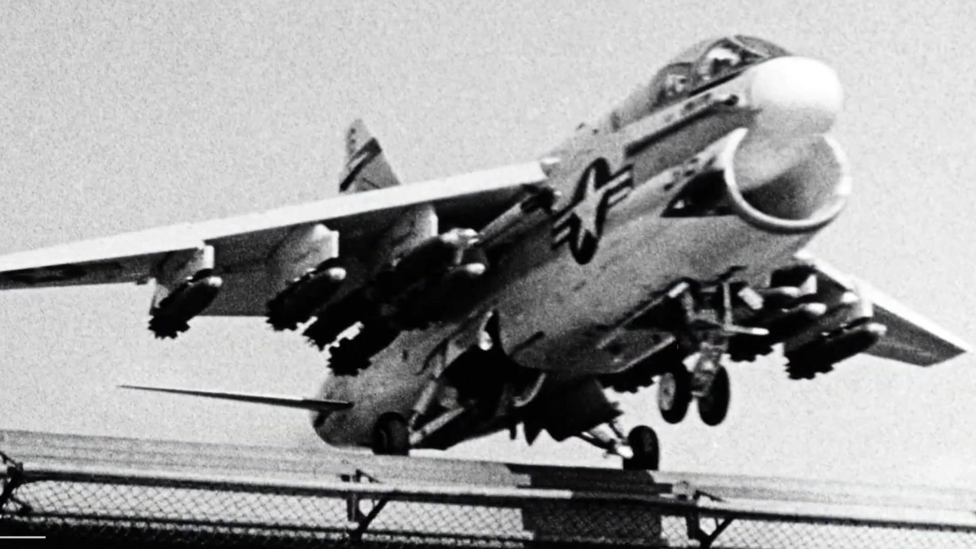 600 MPH, 16,000 Pounds of Bombs: The British Jet Designed to Fly Under ...