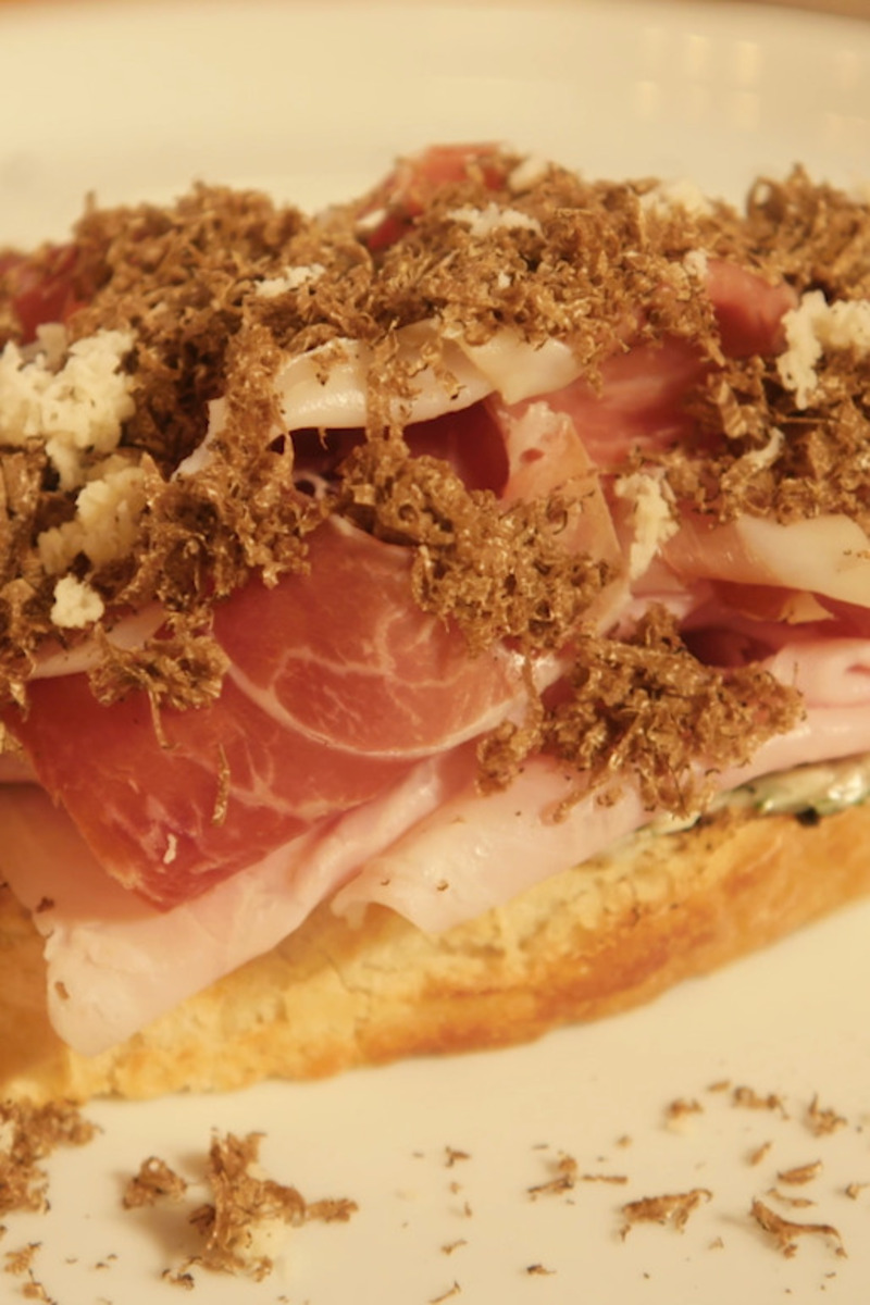 Le beurre, les truffes et le jambon cru créent une riche perfection.