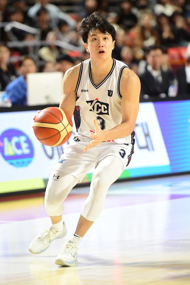 차포 뗀 프로농구 KCC, 허웅 3점포 6방으로 SK에 8점 차 승리